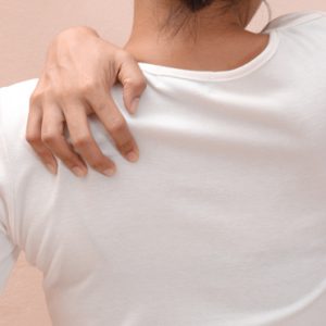 Démangeaisons sur tout le corps : comment les calmer